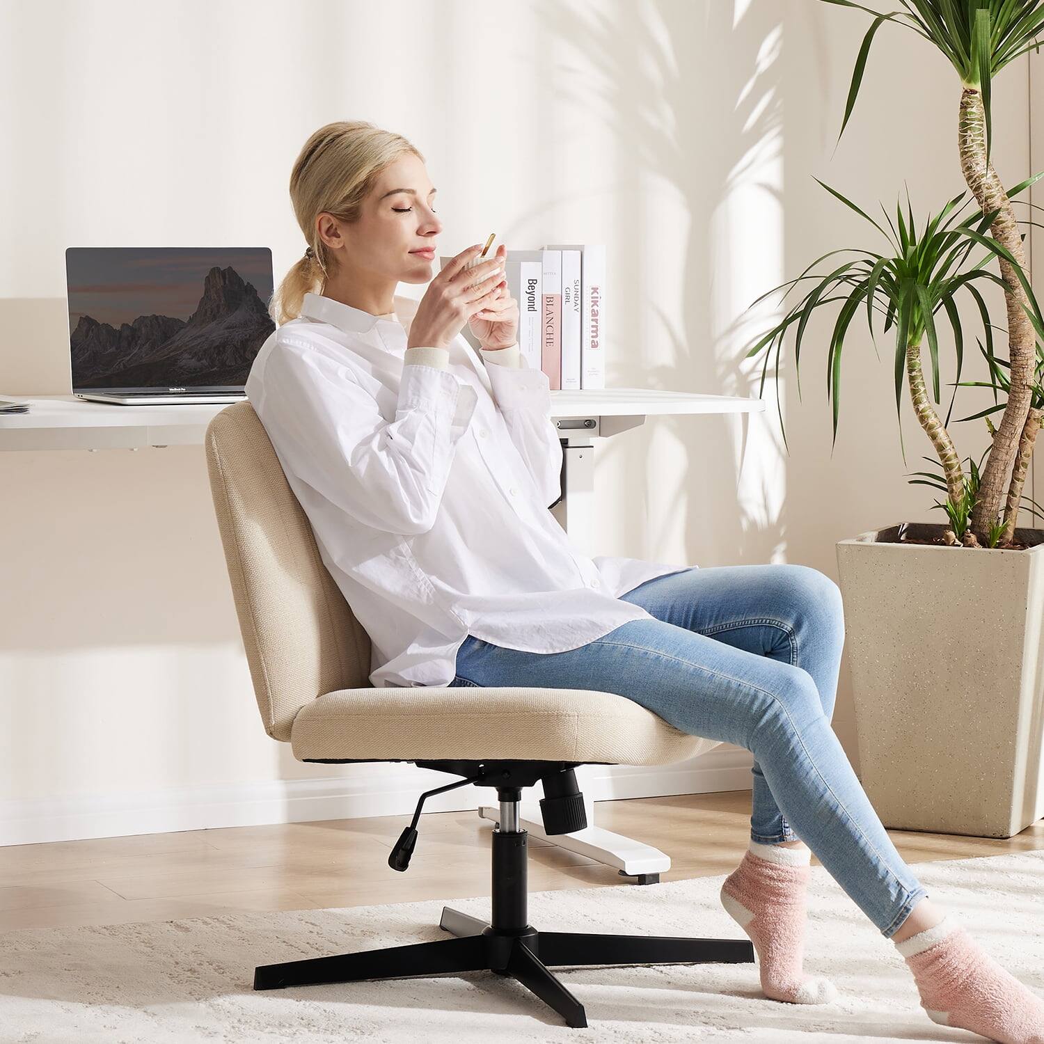 AOITUN Office Desk Chair No Wheels,Fabric Padded Cross Legged Home ...