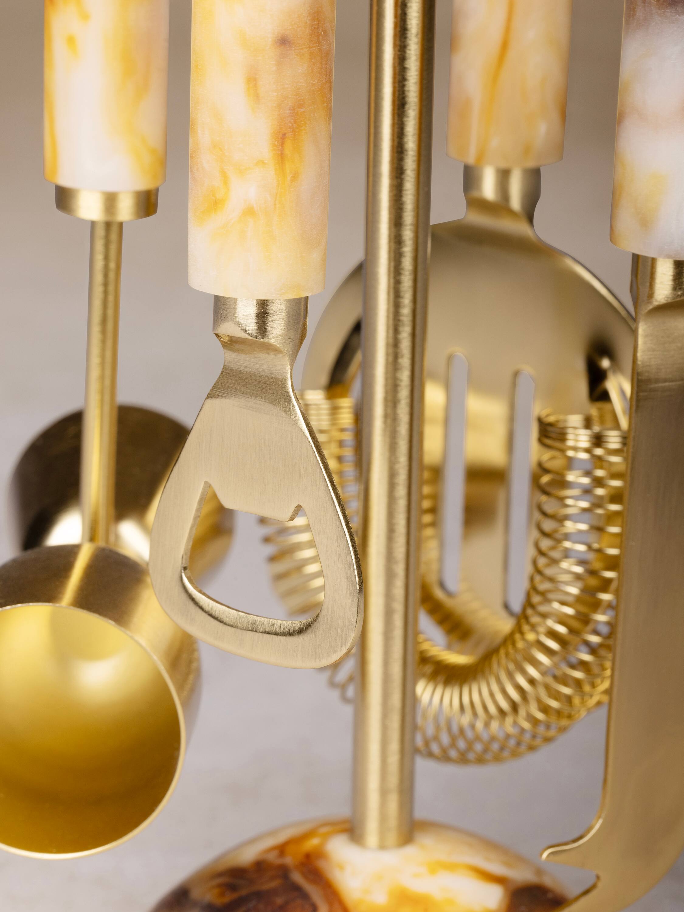 GAURI KOHLI Kampai Bar Tools Shades of brown, with matte gold GK41066 ...