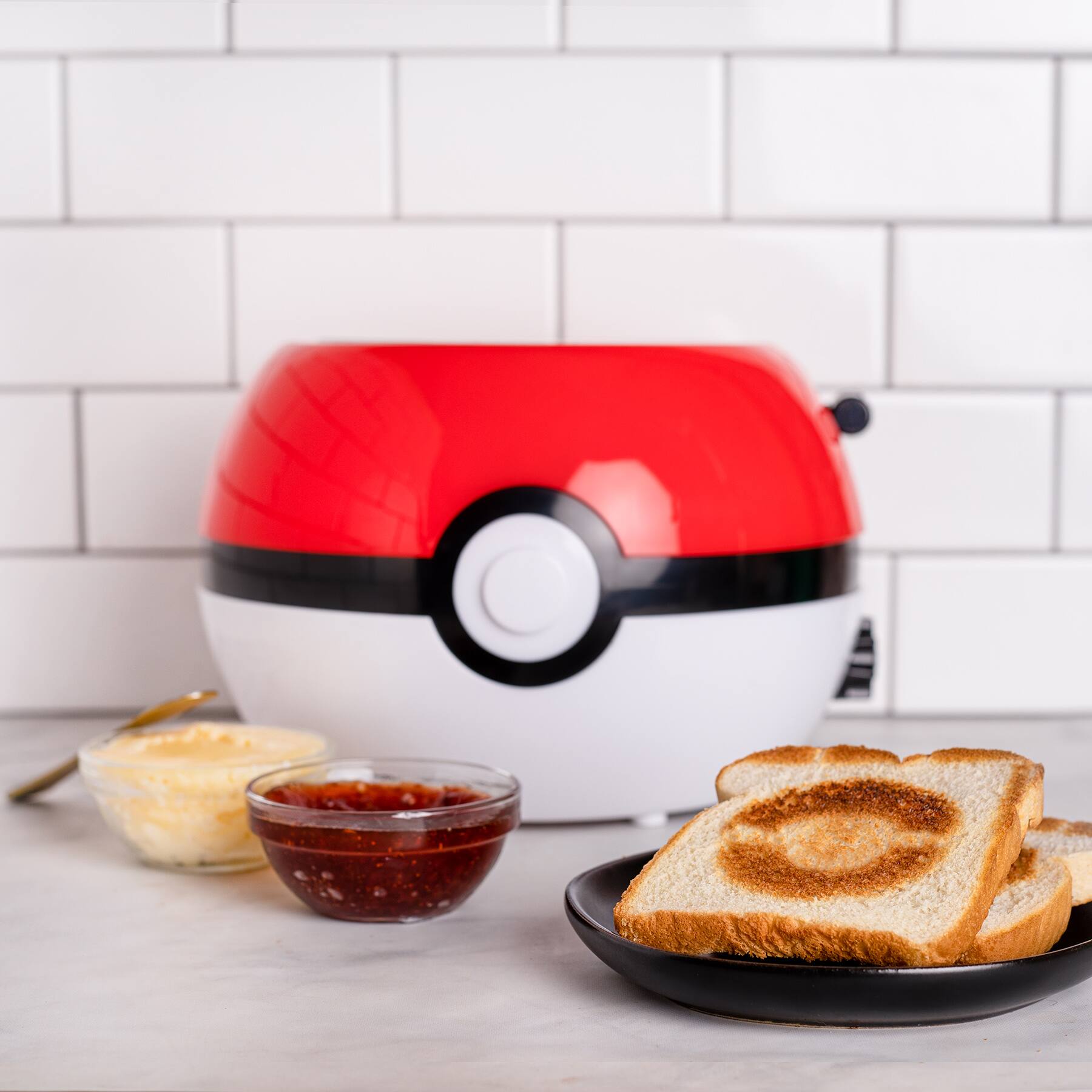 Best Buy: Uncanny Brands Pokémon Poké Ball Toaster Red TSTE-POK-PK1