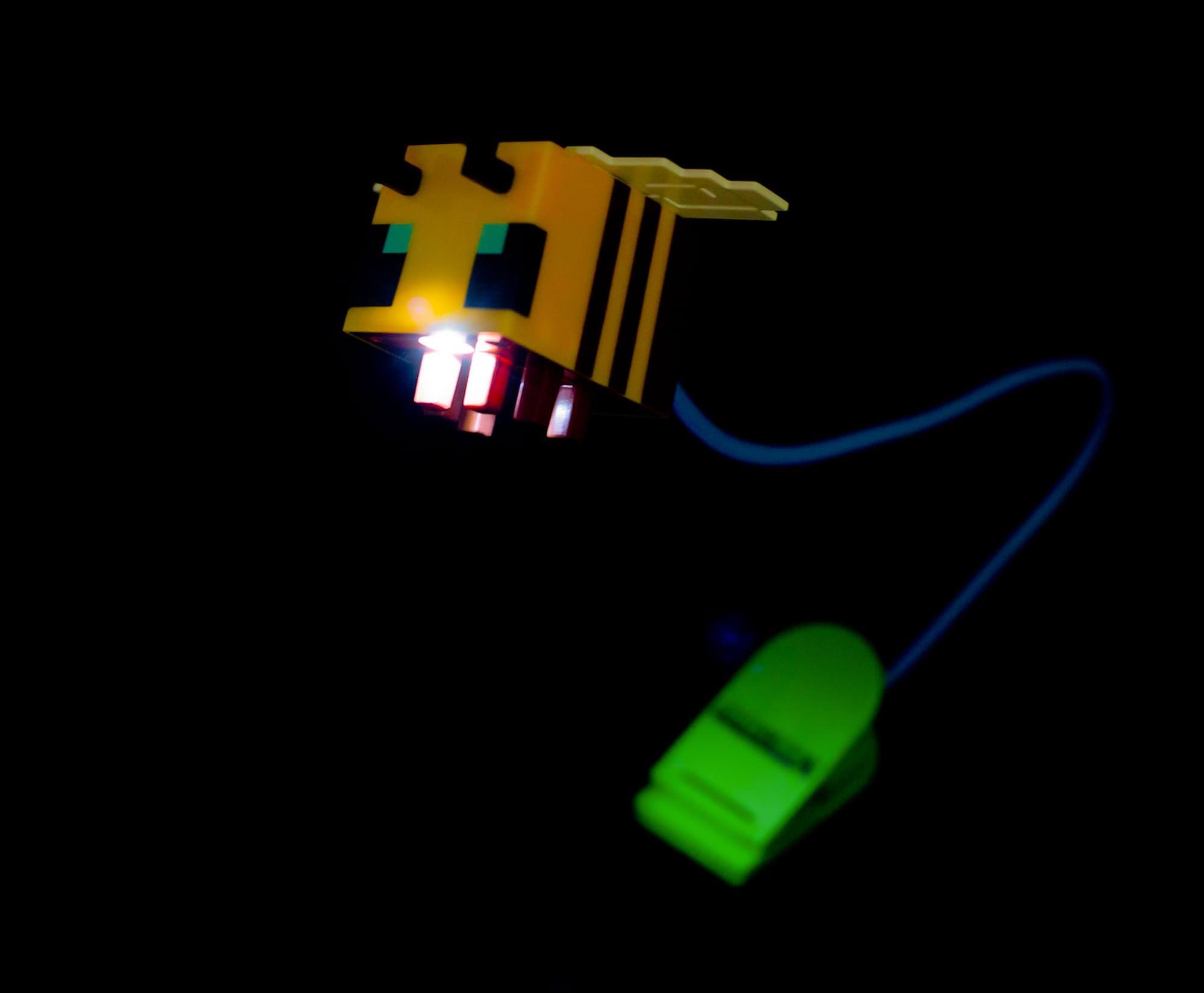 Ukonic Minecraft Bee Battery Powered Reading Light with Clip and ...