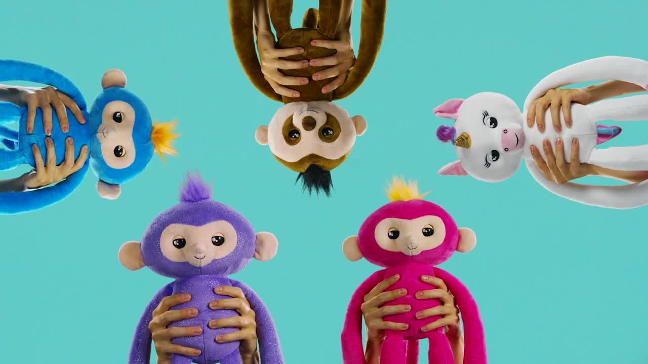 Best Buy: WowWee Fingerlings HUGS Gigi The HUG 3534