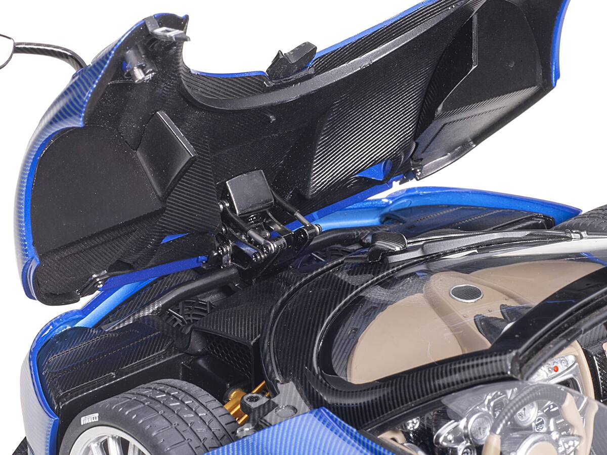 Pagani Huayra Roadster Top with Luggage Set 1/18 Model Car by Autoart ...