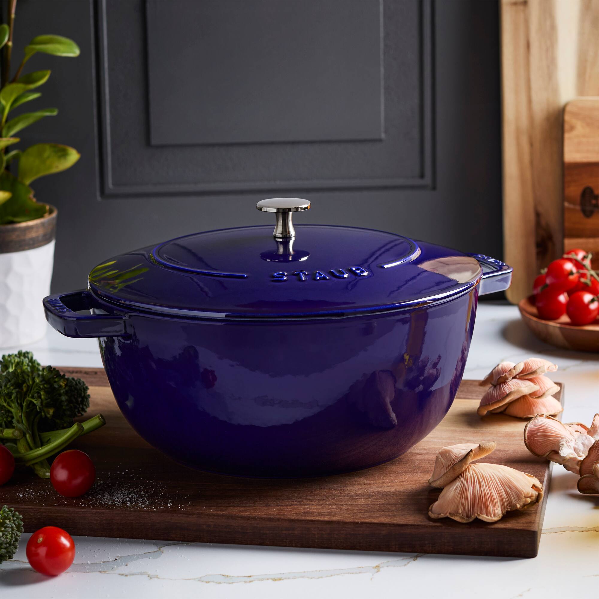 Staub Cast Iron Essential French Oven, Dutch Oven, 5 quart, serves 5 6 ...
