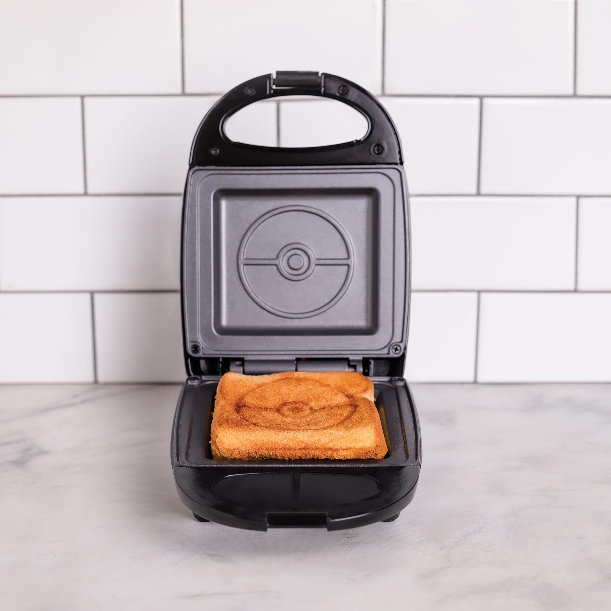 Best Buy: Uncanny Brands Pokemon Pokeball Sandwich Maker a Pokémon ...