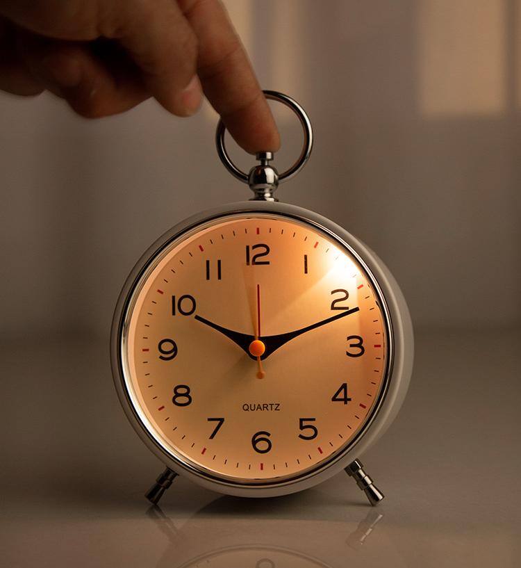 Auledio Bedside clock, luminous alarm clock, silent alarm clock, retro ...