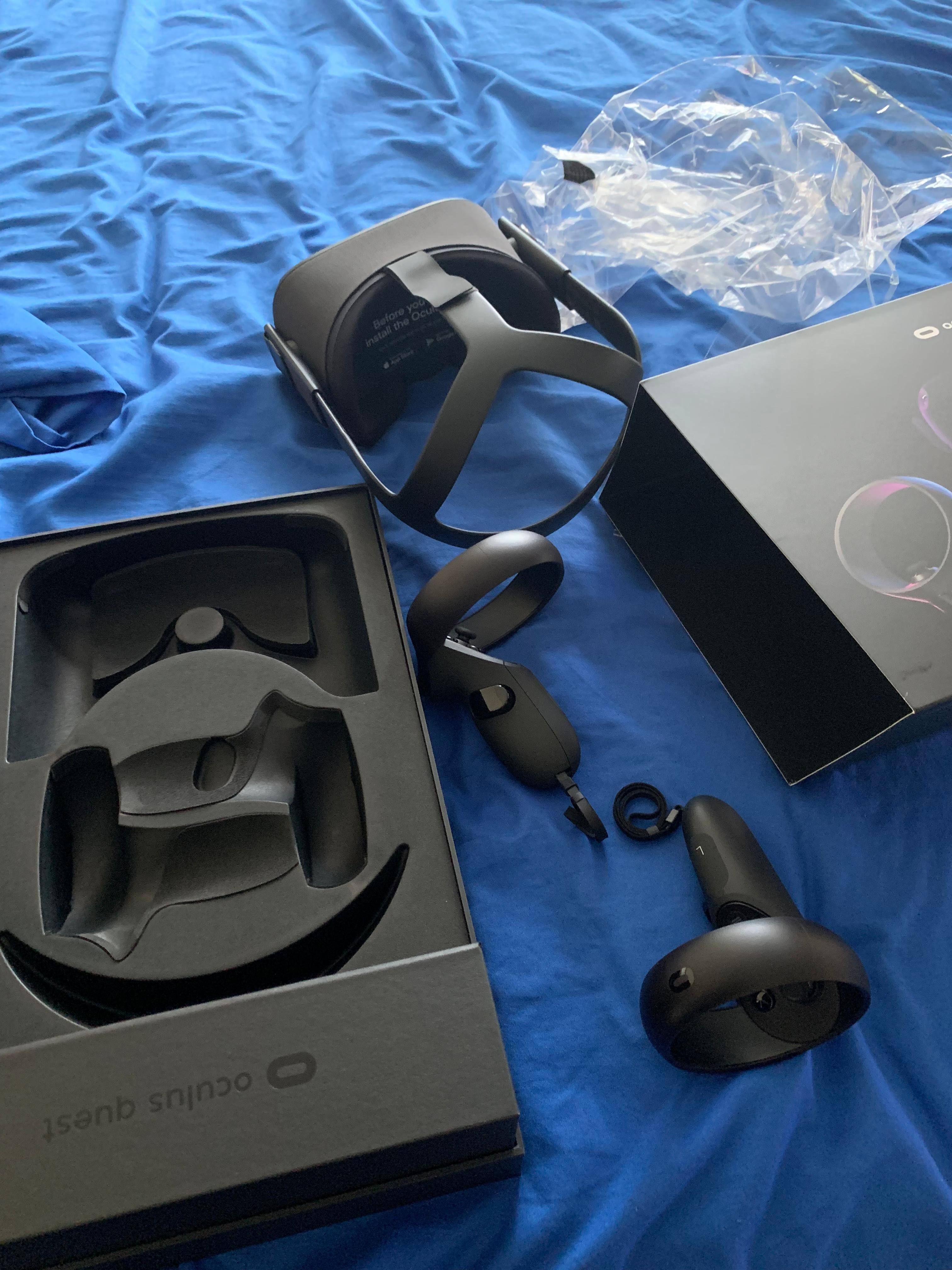 Best Buy: Oculus Quest All-in-one VR Gaming Headset 128GB Black 301-00171-01