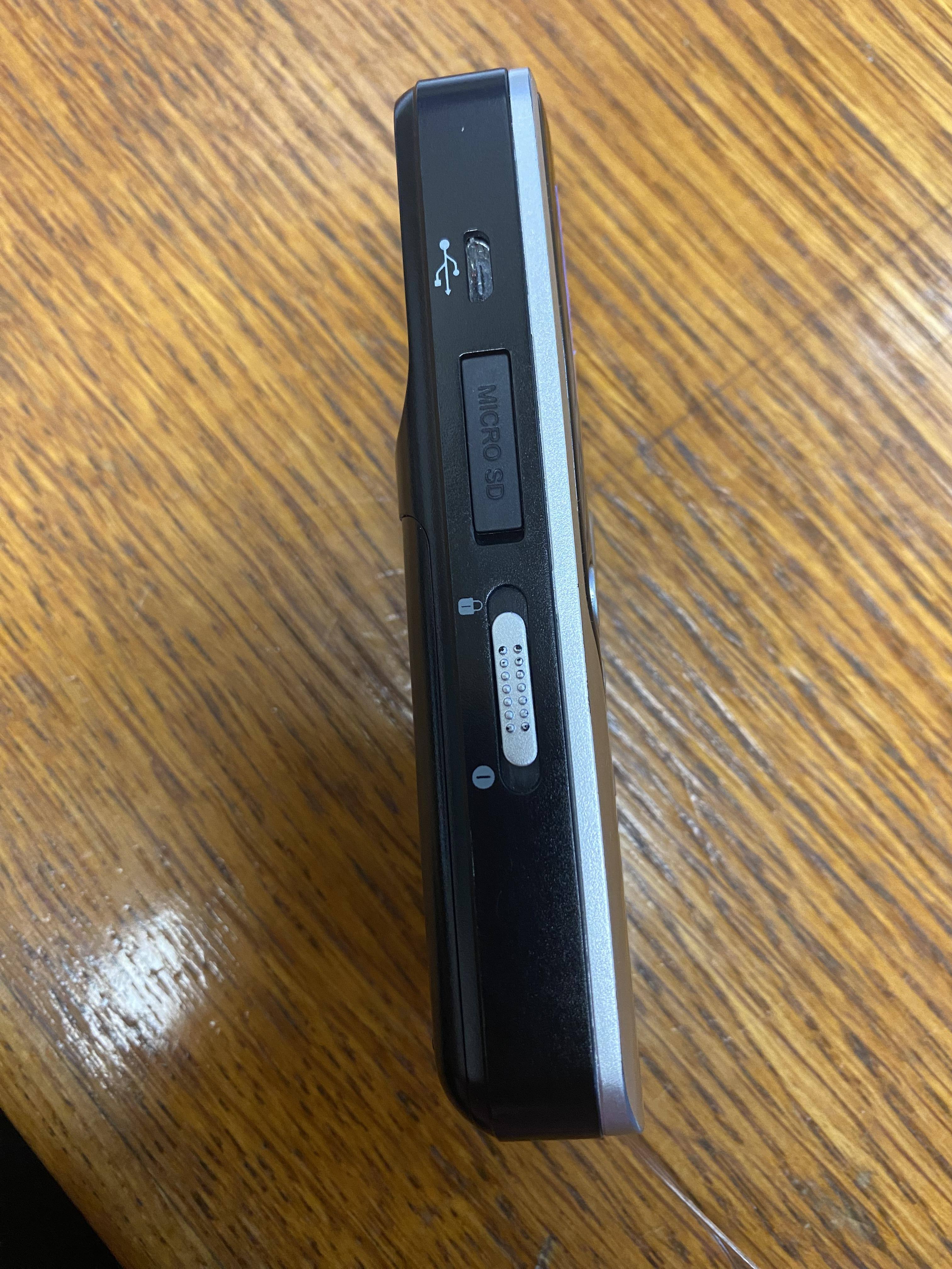 Philips VoiceTracer Digital Voice Recorder 8GB DVT2050 Light Silver & Black DVT2050 - Best Buy